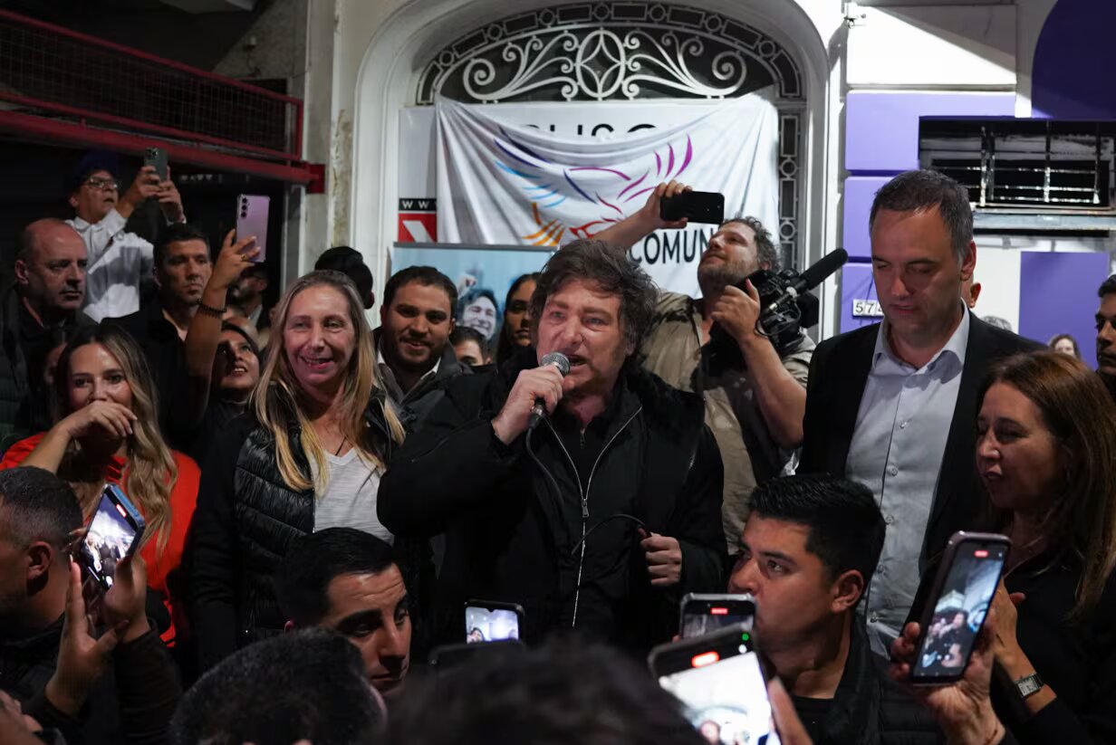 El presidente Milei estuvo 20 minutos en Villa Lugano, apoyando a Adorni